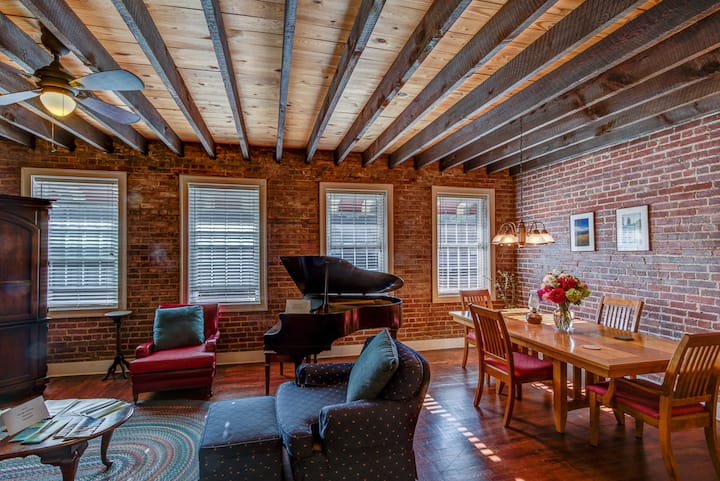 Uptown Loft - Downtown West Jefferson, Nc - West Jefferson, NC