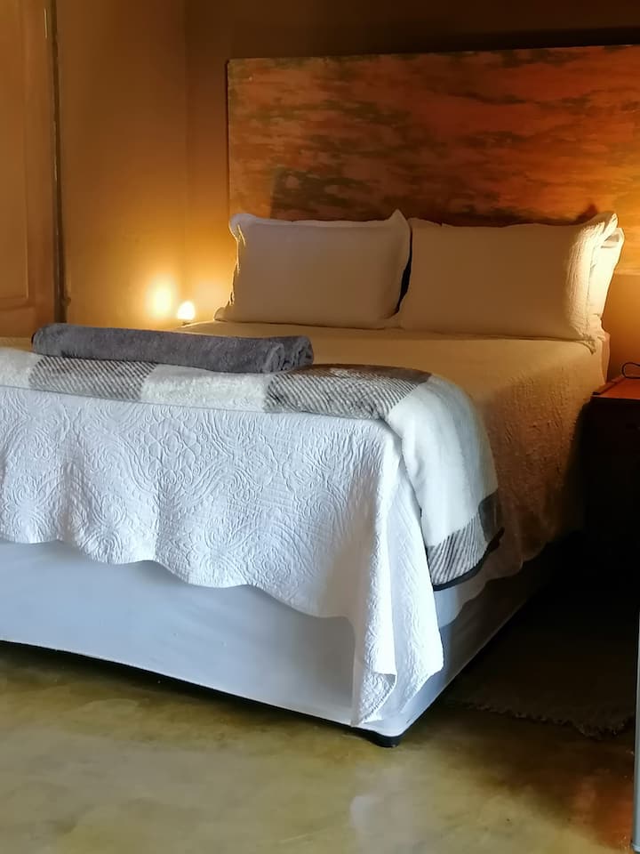 African Bushveld 129b Bachelor Unit. - Mooinooi