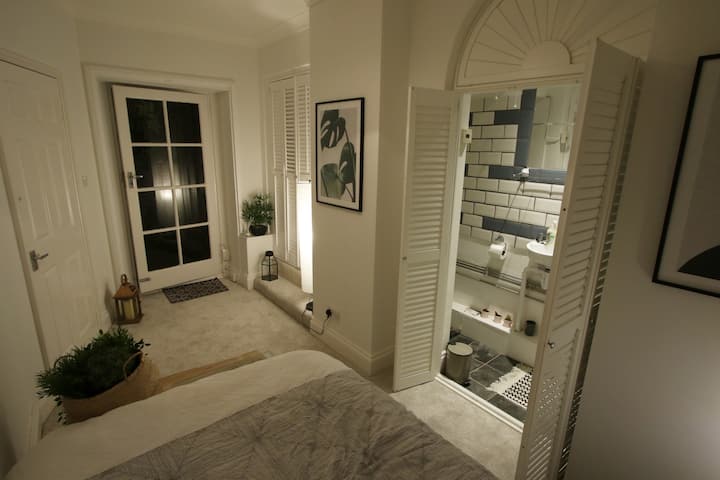 Modern Double Bedroom W Ensuite & Private Entrance - Rottingdean