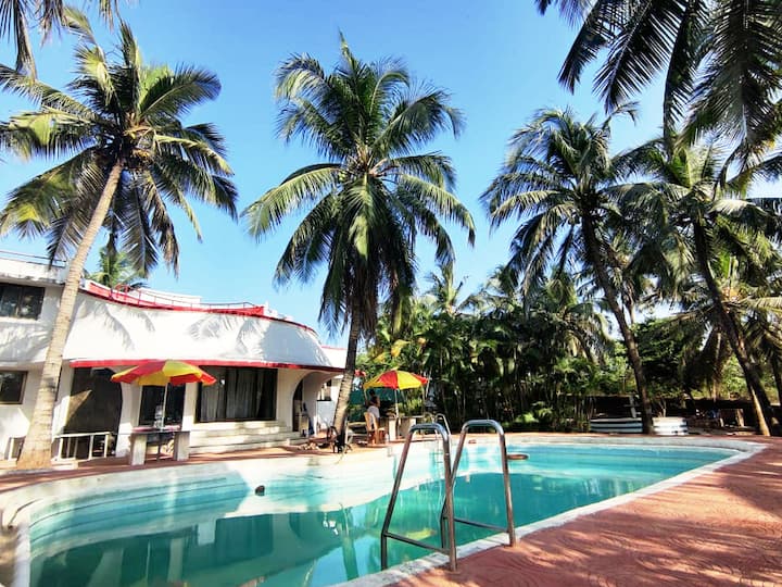 Gorgeous Bungalow With A Private Swimming Pool - Mumbai