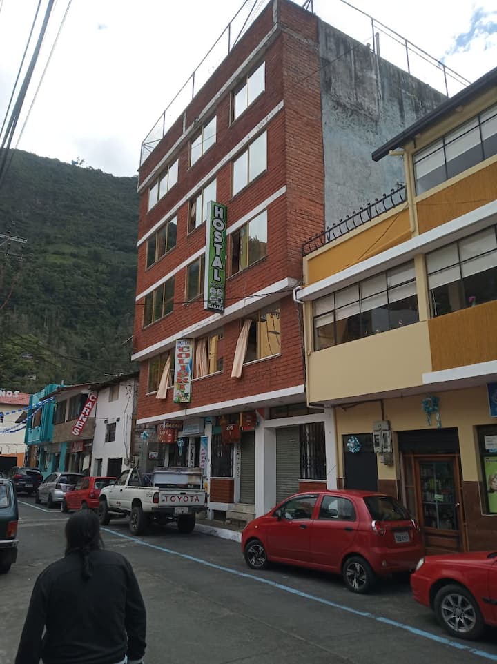 Hostal En El Centro De Baños De Agua Santa - Banos