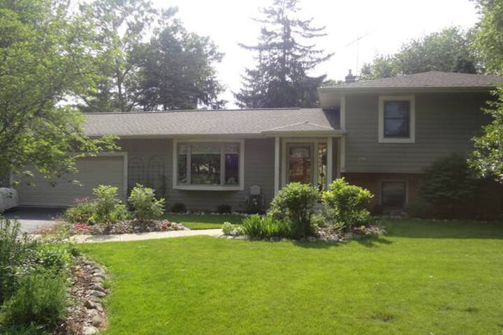Entire House Personable Home In Charming Town - Oconomowoc, WI