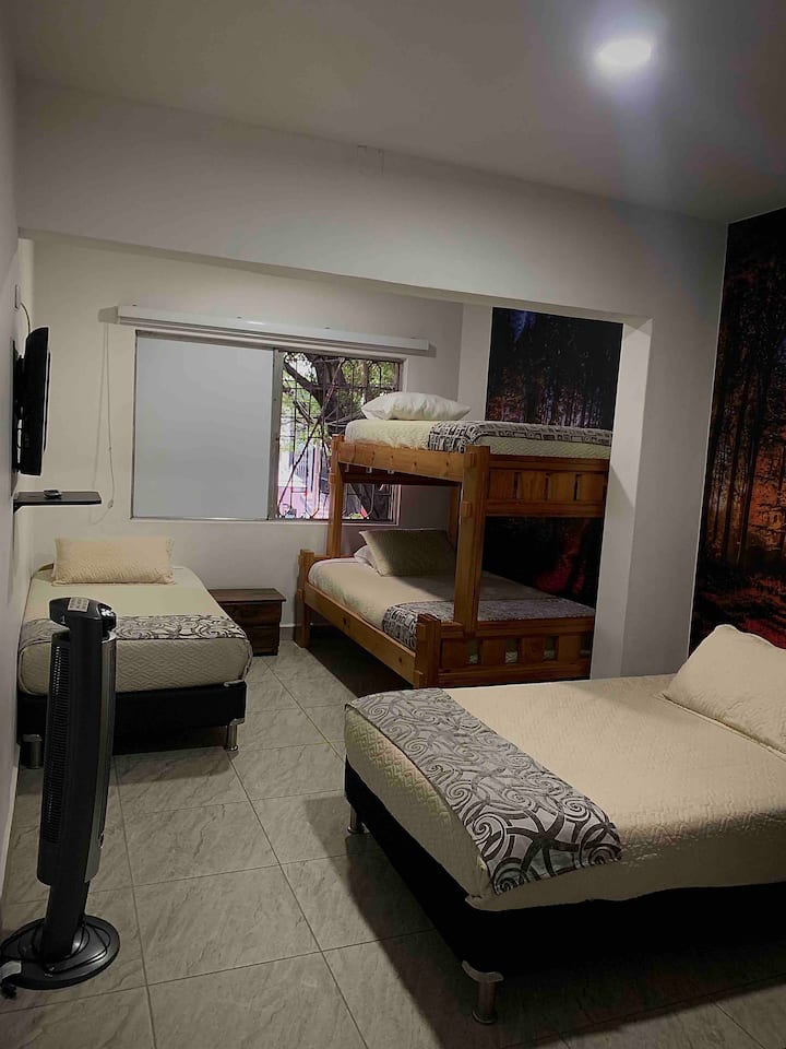 Habitación #7 Para 3 Personas Baño Privado, Hostal - Medellín