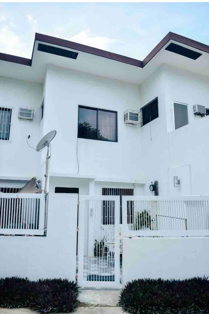 Holiday Townhouse - Puerto Galera