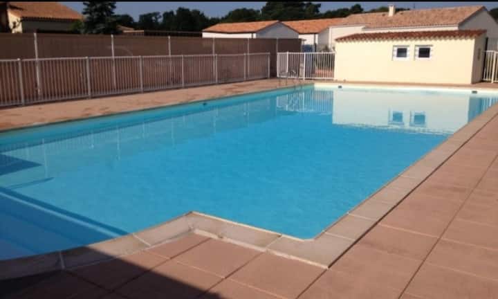 Maison Chaleureuse Dans Une Résidence Calme Avec Piscine.
Proche Plages Et Forêt Accessible Par Piste Cyclable.
Commerces Et Parc Pour Enfants Accessibles à Pied.
Possibilité Matériel Pour Bébé (Chaise Haute, Lit Pliant, Poussette).
Cadre Idyllique - Saint-Augustin