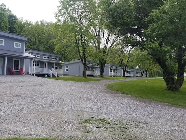 #4 Sunset Cottage Room - Ligonier, PA