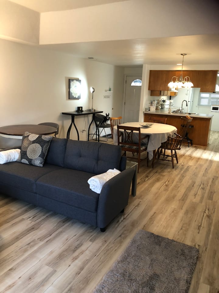 Townhome 2 Bed, 2 Bath, Fenced Backyard & Garage - Eagle Point, OR