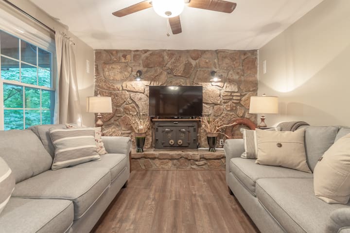 Private Lakefront Cabin Within 4 Miles Of I-75 - Cove Lake State Park, Caryville