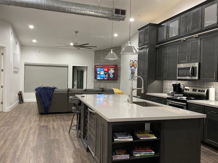 Upscale Fully Renovated Biltmore Penthouse - Phoenix, AZ