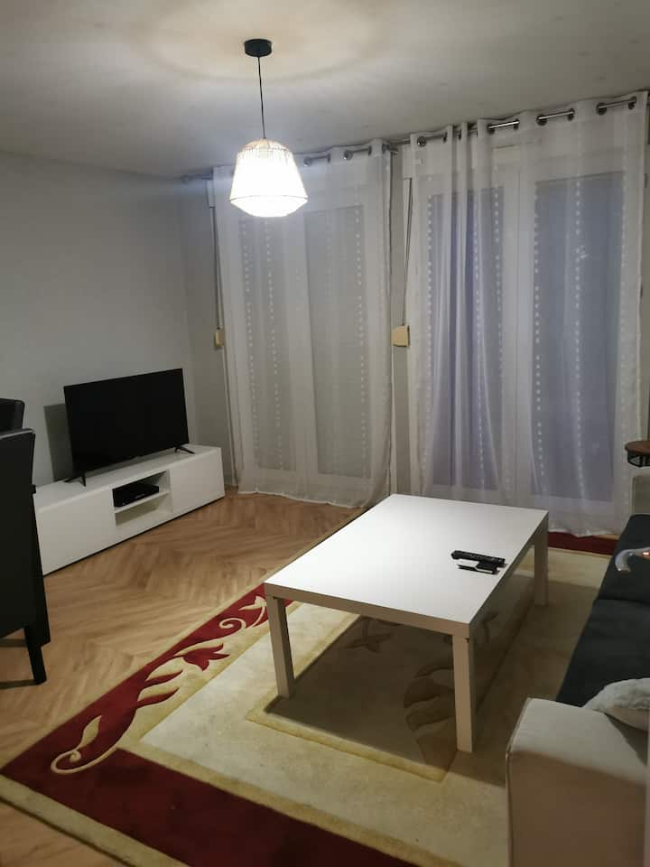 Apparemment Lumineux Avec Balcon - Amnéville