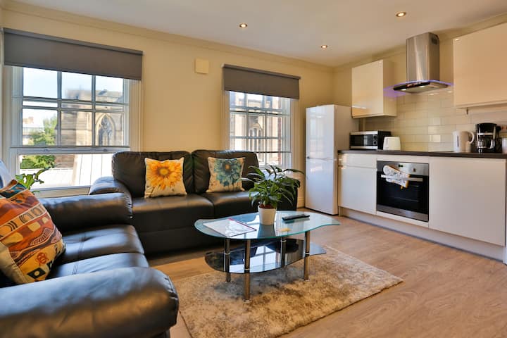 Deluxe Sheffield City Centre Apartment-sleeps 6 - Sheffield, UK