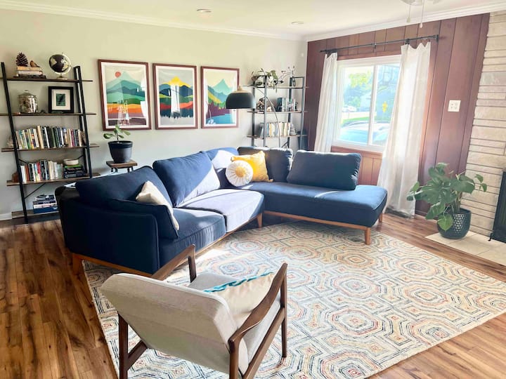 Campus Getaway: Mid Century Modern Home - Bloomington, IN