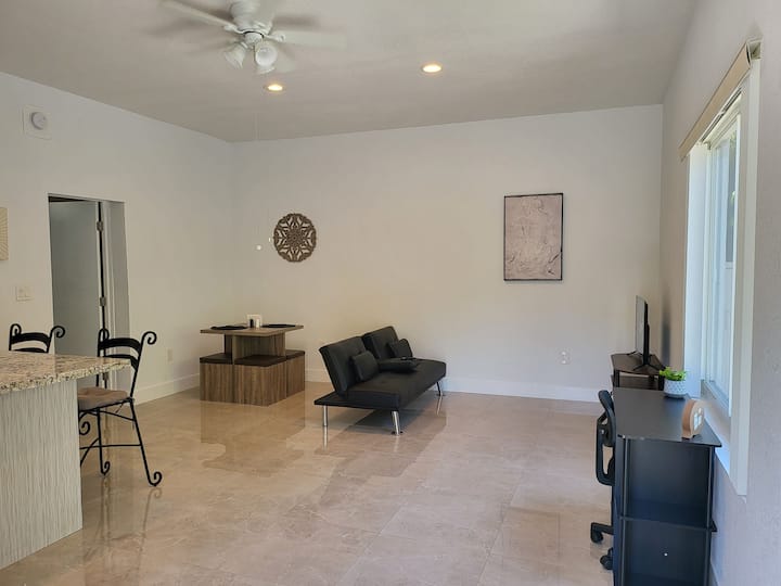 Large Private Apt 5 Mins To Beach Free Parking - Dania Beach, FL