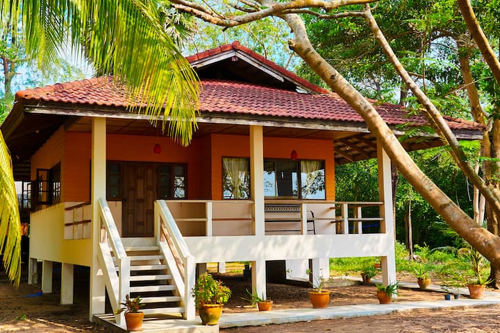 Beachfront House, Chumphon Koh Tao Trip - Pathio District