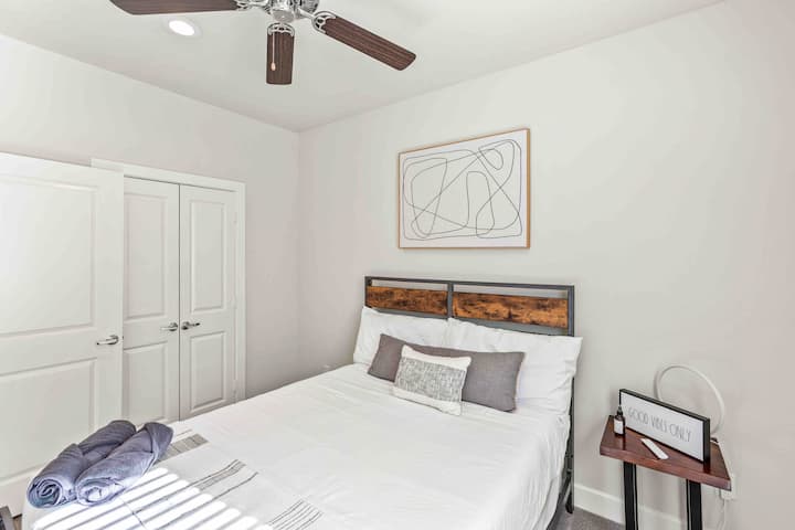 Midterm Rental | Zen Queen | 55” Smart Tv - Houston, TX