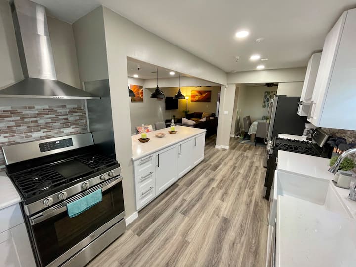 *North Park Centrally Located/renovated 8 Br 6 Ba* - San Diego, CA