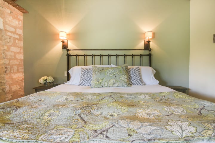 Tank House Cottage With Hot Tub On Main St. - フレデリックスバーグ, TX