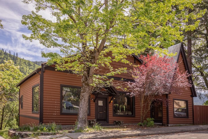 The Rustic Lodge In Dunsmuir - Near Mt. Shasta - McCloud, CA
