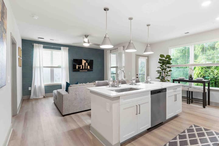 Stylish Living 5 Min From Downtown - Raleigh, NC