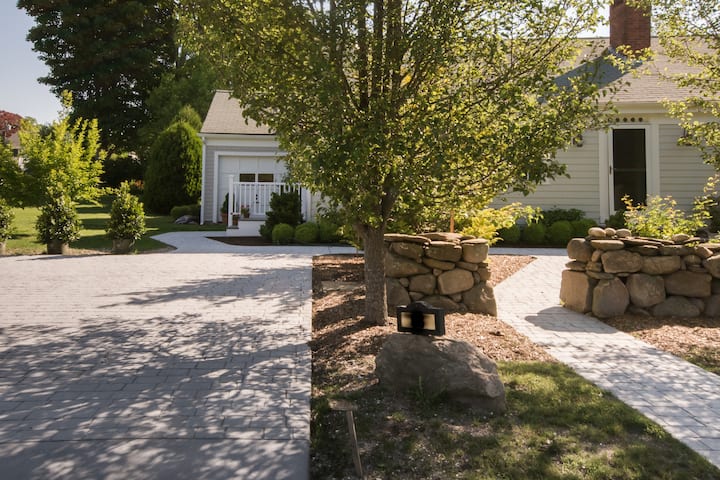 Cozy, Bright 2 Bedroom 1 Block From Water - Horseneck Beach, Westport