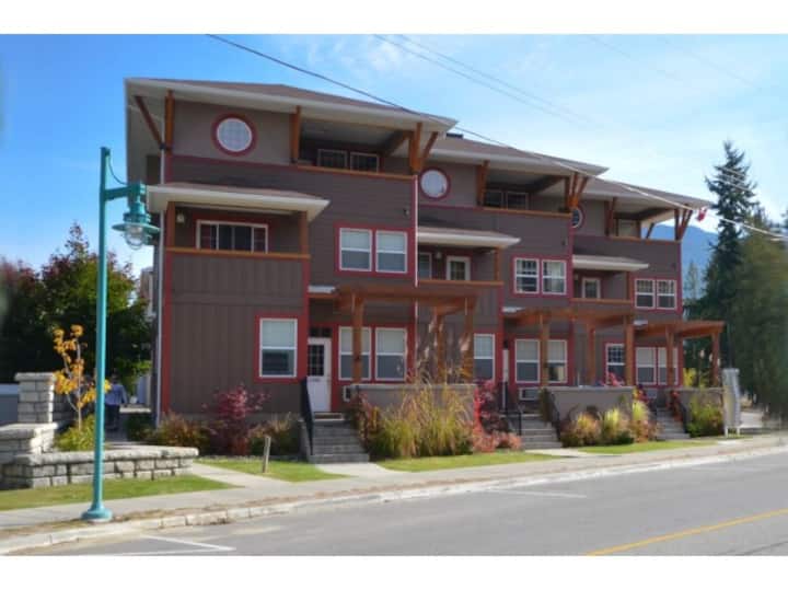 Bright And Spacious Condo Fantastic Location - Sicamous