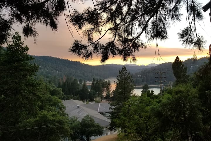 Lake View Chalet- 5 Bed - Walk To Lake - Clean - San Bernardino, CA