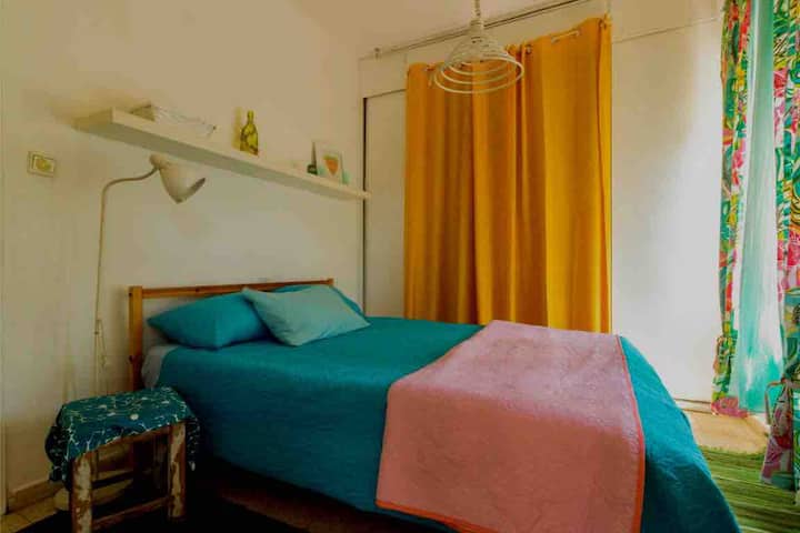 Cheerful Sunny Bedroom With Attached Balcony - 耶路撒冷