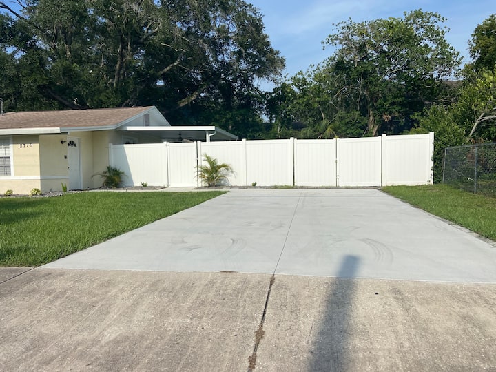 Entire House At Walking Distance From Bush Gardens - Tampa