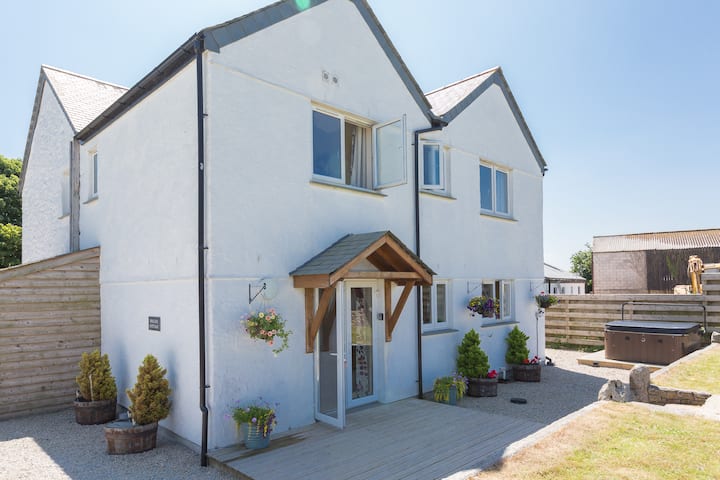 Pretty White Cottage With Hot Tub Close To Beaches - Troon