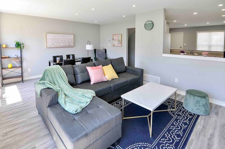 Rare 5br Townhouse With Free Parking - London, Ontario