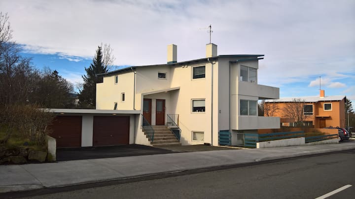 Cozy 4 Rooms Apartment 15 Min From City Center - Reykjavík