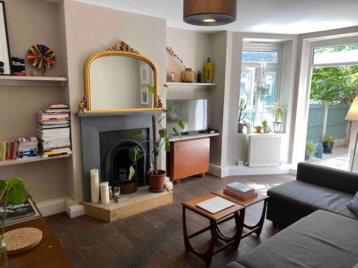 1 Bedroom Garden Flat With Sofa Bed. Sleeps 4 - Leyton