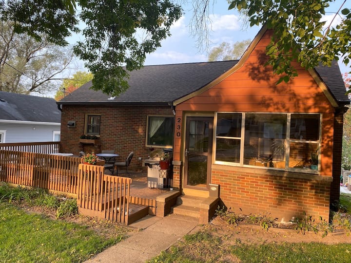 Charming Des Moines Home With A Great Location! - Des Moines, IA