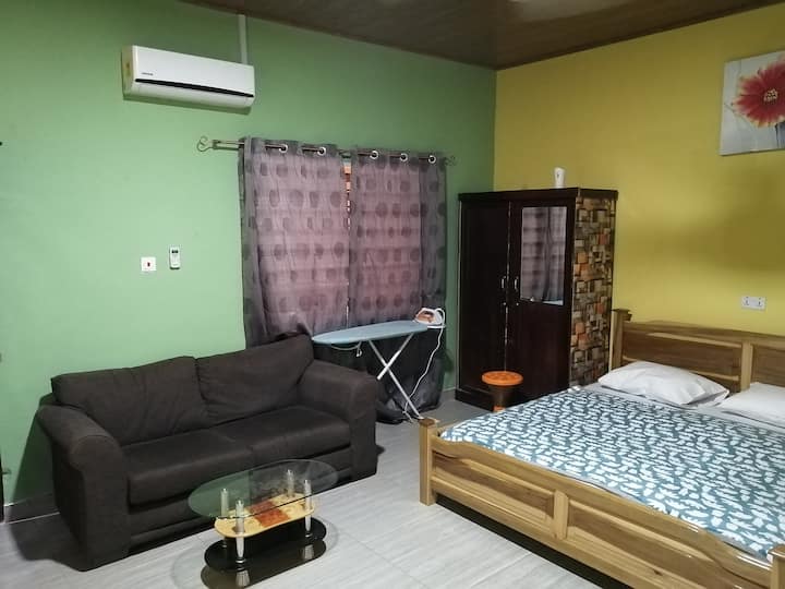 Studio Apt Wit Queen Sized Bed,kitchen,toilet&bath - Kumasi
