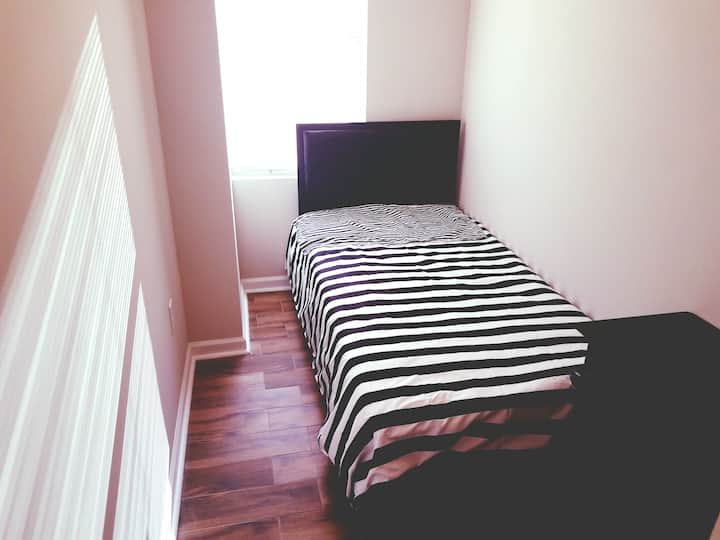 Beautiful Room Next To The Metro Station - Washington, D.C.