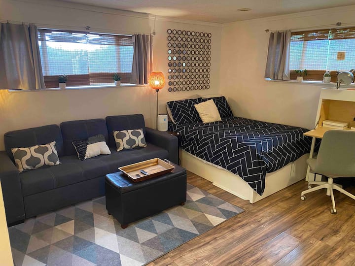 North Hollywood Studio W/ Kitchen, Bathroom, Entry - Los Angeles, CA