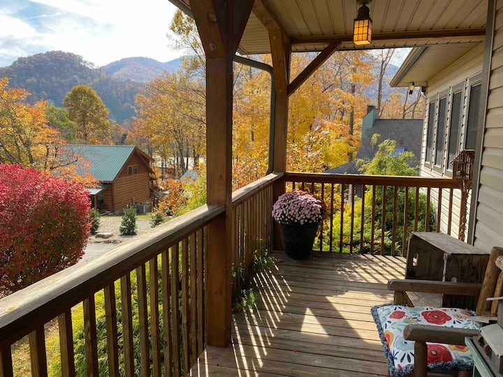 Spacious Farmhouse W/hot Tub & Fire Pit 5br/3.5ba - Maggie Valley, NC
