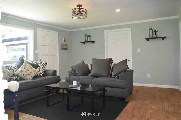 Fabulous 2 Bedroom, 2 Bath W/indoor Fireplace. - Steilacoom, WA