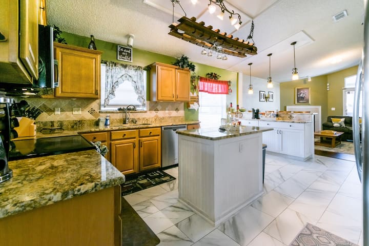 *Modern 4 Bd * Hot Tub* Mins To Jax Intl. Airport - Jacksonville, FL