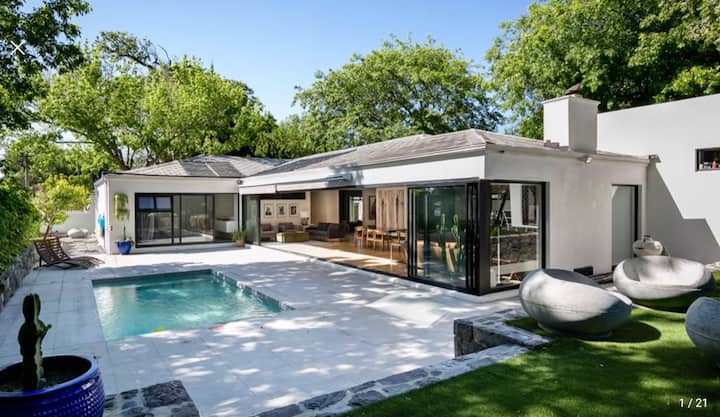 Modern Entertainer’s Delight With Inverter+battery - Kapstadt