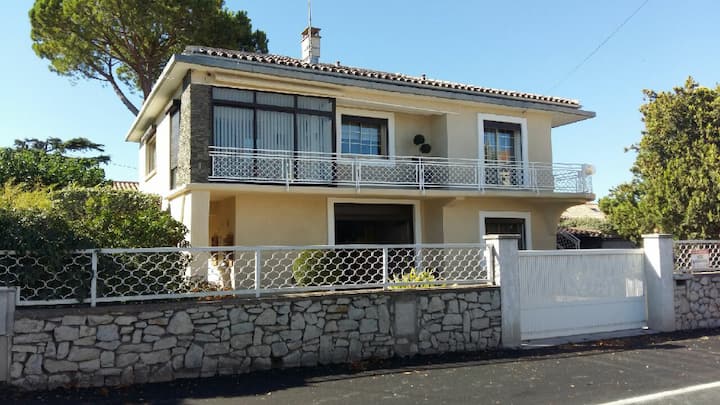 Villa De 4 Chambres Avec Piscine Centre De Mèze. - Sète