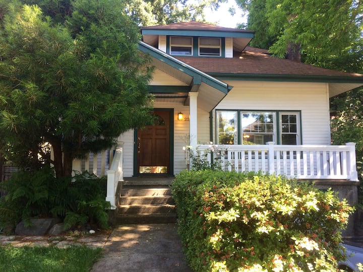 Lovely Location, Hot Tub & Bikes - Portland, OR
