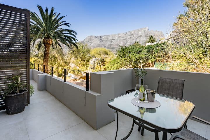Minimalistsuite With Breathtaking Mountain Views - Camps Bay