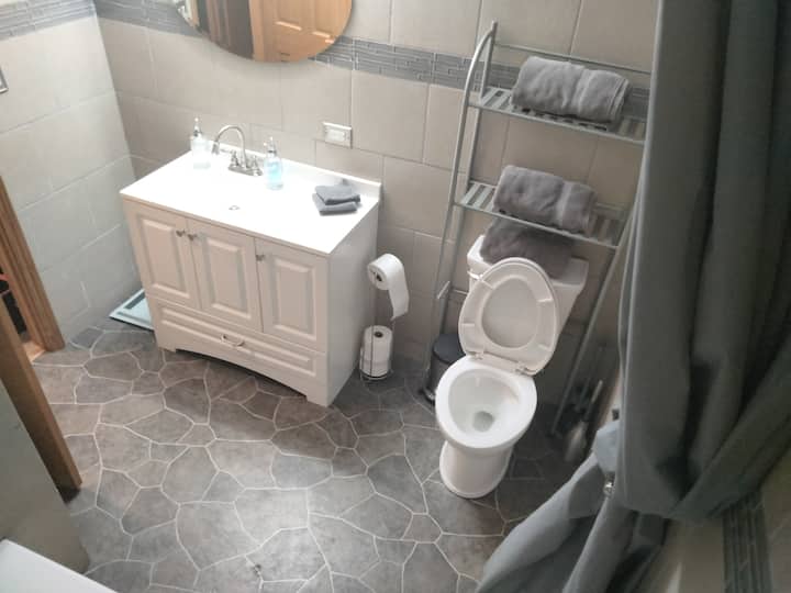Basement Room Near Midway Airport - Chicago