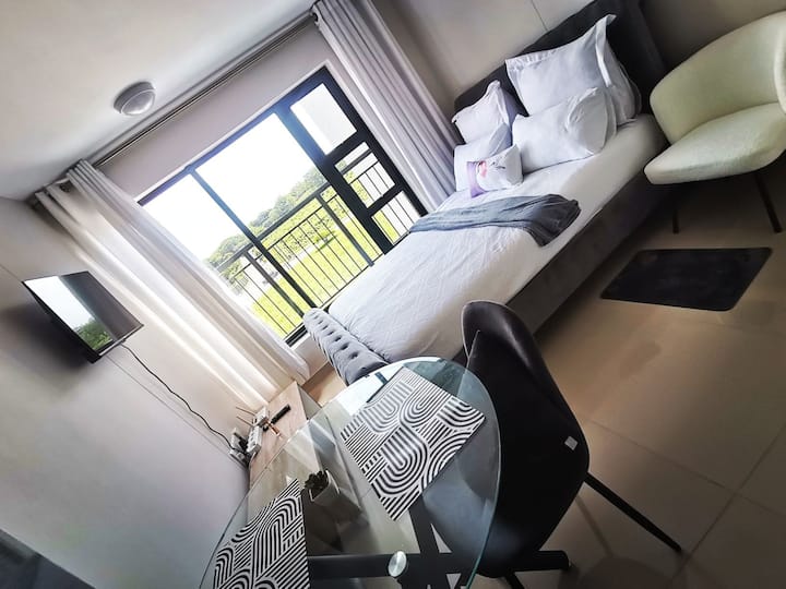 Minimalistic Studio Apartment - ウムランガ