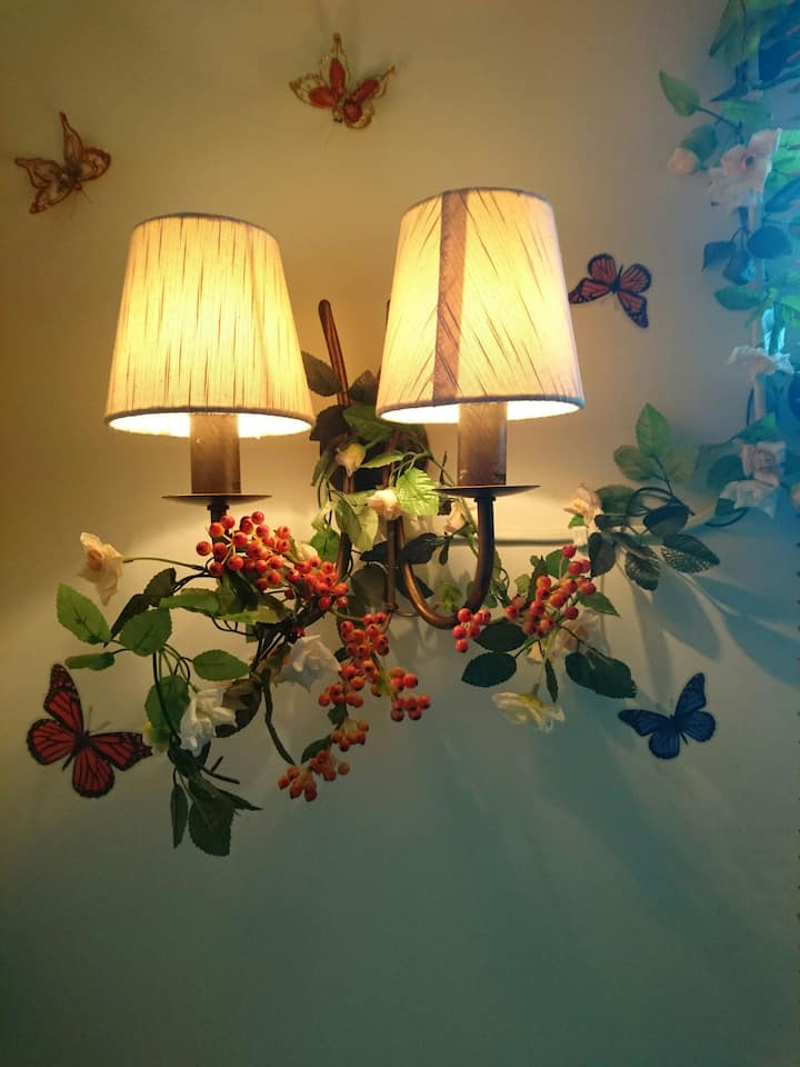 ~綠意小屋~在西門町熱鬧街道,提供了旅人休憩的重要據點。月租59308 - New Taipei City