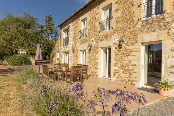 La Boulonnière : Vielles Pierres Et Confort. - Calvados