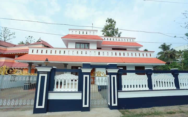 Let Yourself Be Happy With Spacious Villa Home - Vaikom