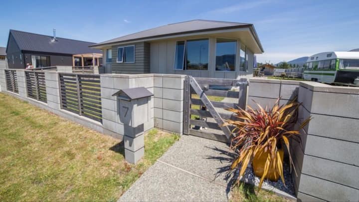 House With Relaxed Views Over Lake And Reserves - Te Anau