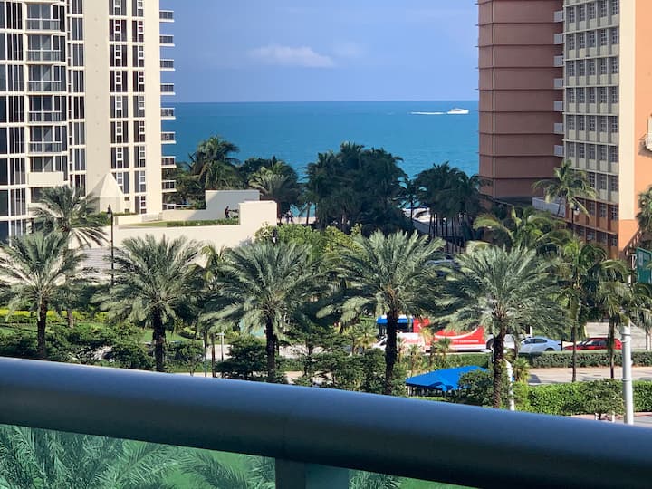 Beautiful Apartment With Direct Ocean View Parking - Sunny Isles Beach, FL